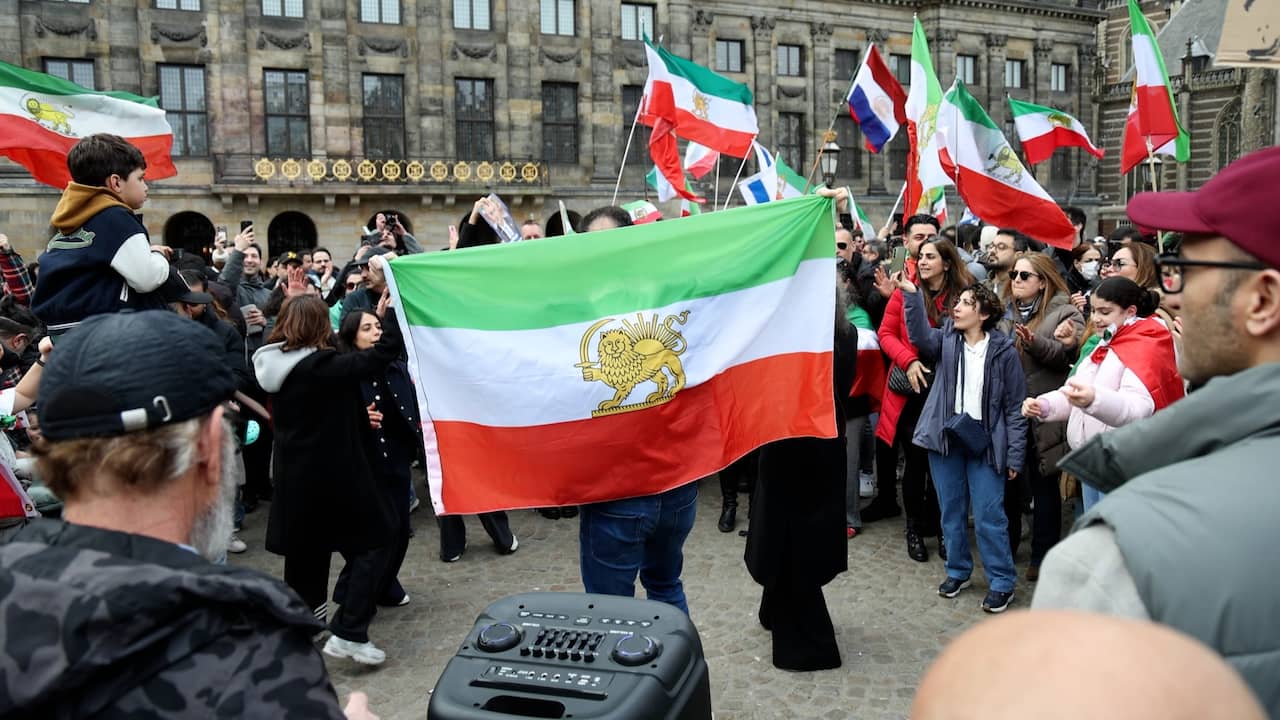 Iraniërs vieren feest op de Dam en in Den Haag na dood Khamenei | NU.nl