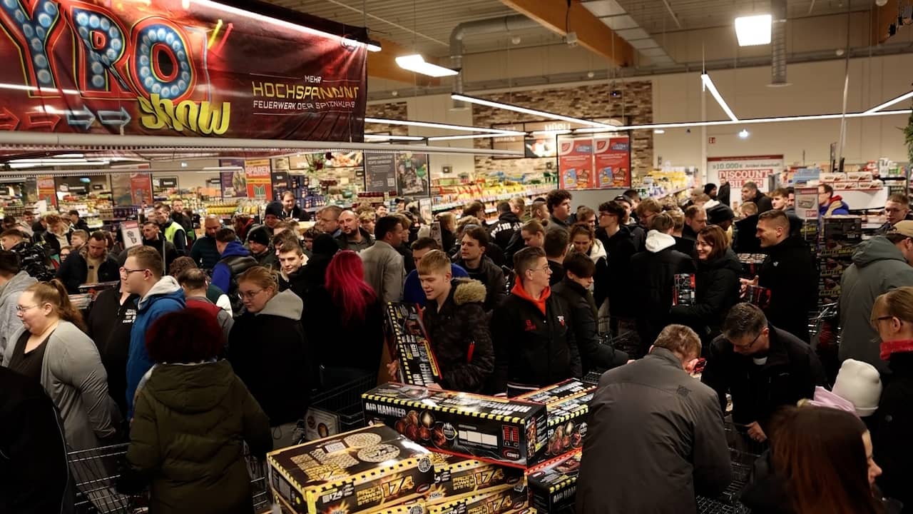 Nederlanders staan 's nachts in rij voor vuurwerk in Duitsland | NU.nl