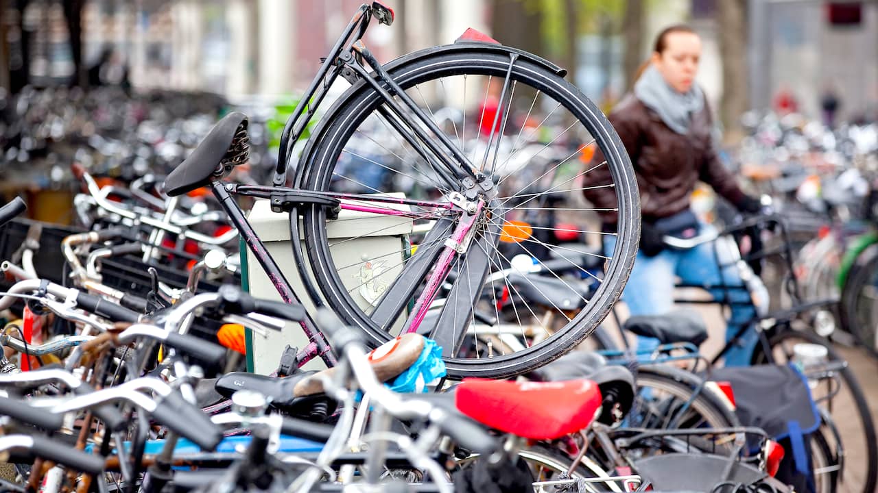 Gemeente gaat fout geparkeerde fietsen in Groningen na kwartier ...
