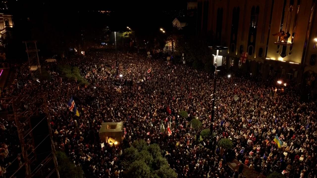 Drone filmt massaal protest in Georgië tegen verkiezingsuitslag | NU.nl