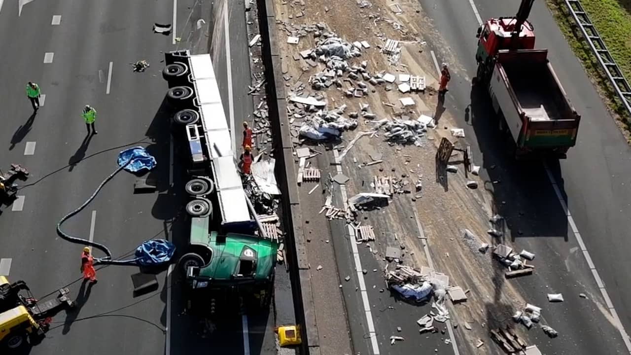 A12 in beide richtingen dicht door gekantelde vrachtwagen | NU.nl