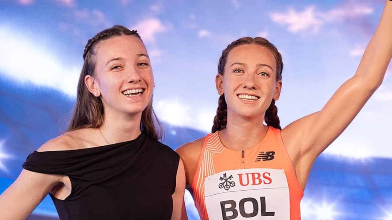 Femke Broeders-Bol met wassen beeld tussen grootheden in Madame ...