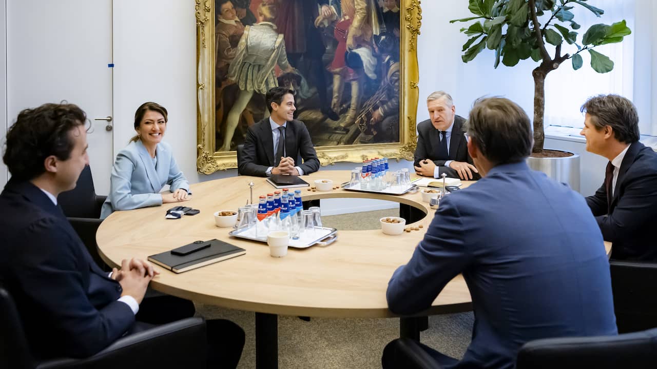 De formatie zit muurvast en dit zijn de redenen waardoor dat komt ...