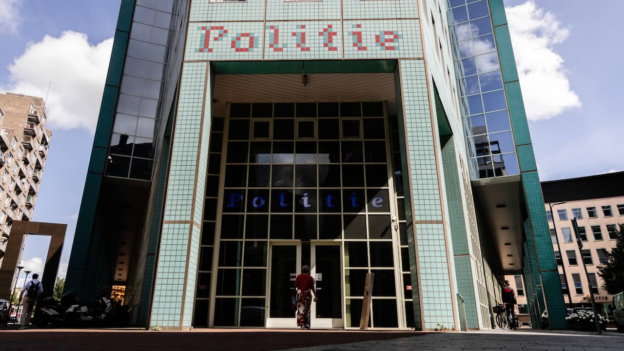 Leidinggevende bij politie Rotterdam uit functie gezet om 'ongewenst ...