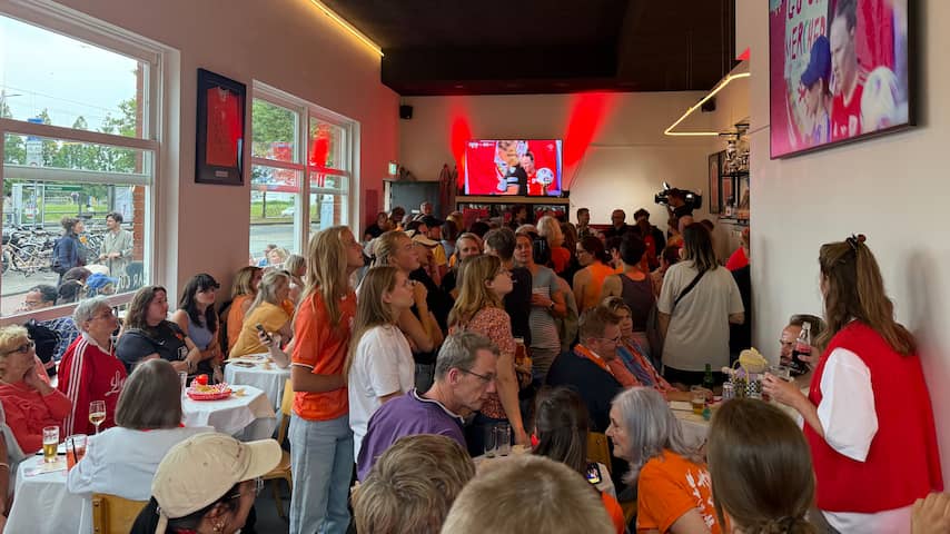 Lenie (83) juicht in volle bar voor Oranje: 'Dacht dat het een grap was ...