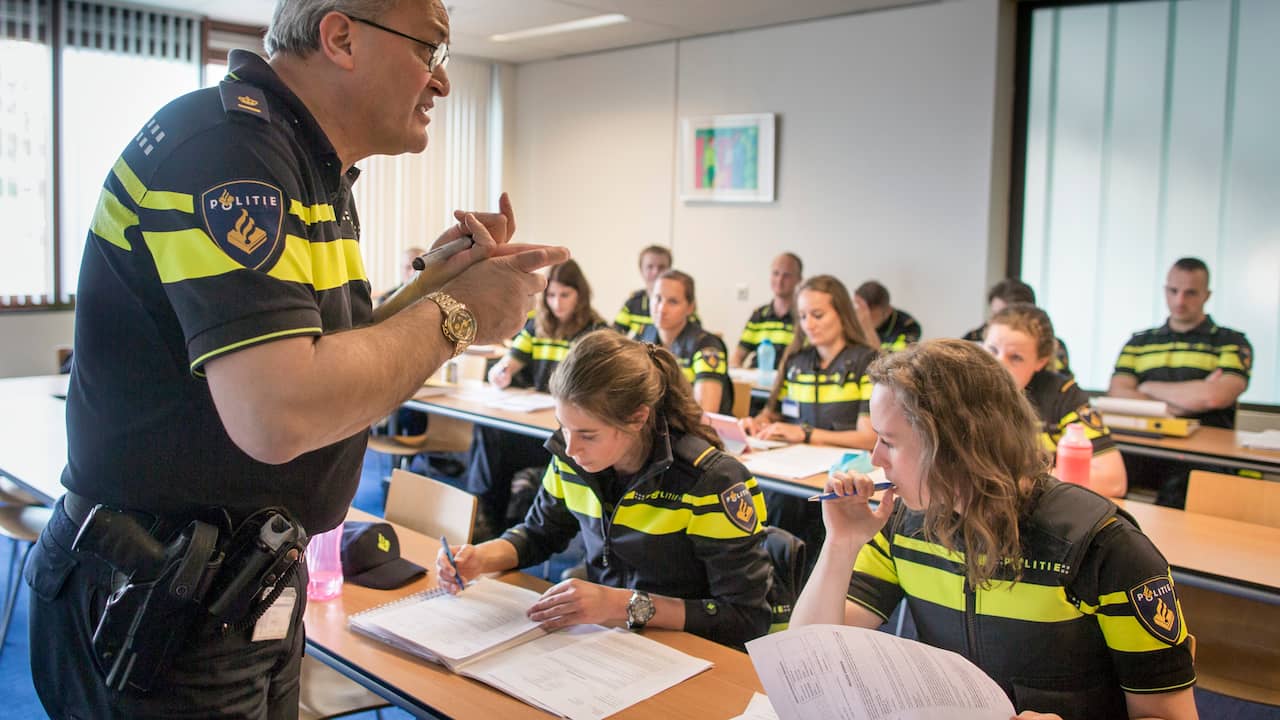 Hoe komt de politie aan duizenden nieuwe agenten? | NUweekend | NU.nl