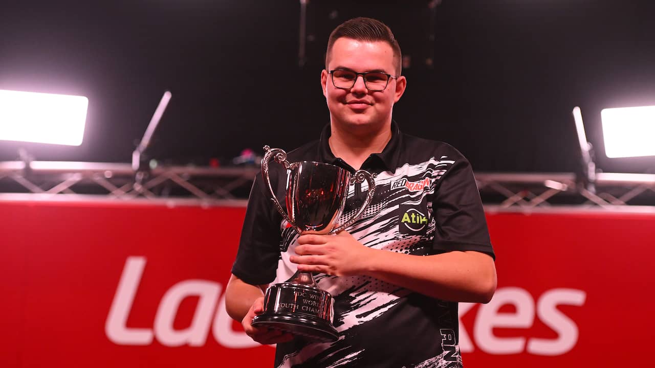 Gian van Veen verslaat Beau Greaves en wint jeugd-WK darts voor tweede ...
