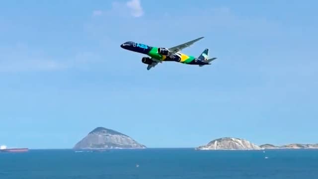 Vliegtuig scheert over strand als eerbetoon aan Braziliaanse WK ...