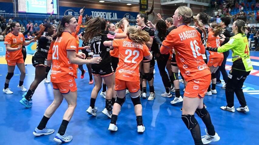 Polman opgelucht na rentree bij handbalsters: 'Zo, daar ben ik weer ...