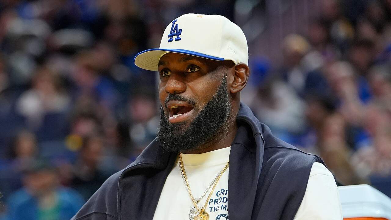 NBA-ster LeBron James (40) ziet af van Spelen voor eigen fans in Los ...