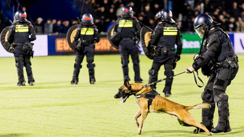 Rellen bij bekerwedstrijd FC Den Bosch-ADO: supporters en ME op het veld | Voetbal | NU.nl