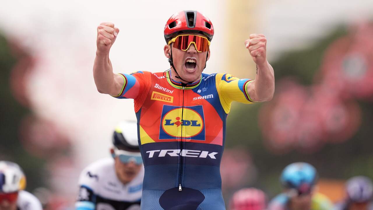 Pedersen blijft Van Aert net voor en pakt roze trui in openingsrit Giro ...