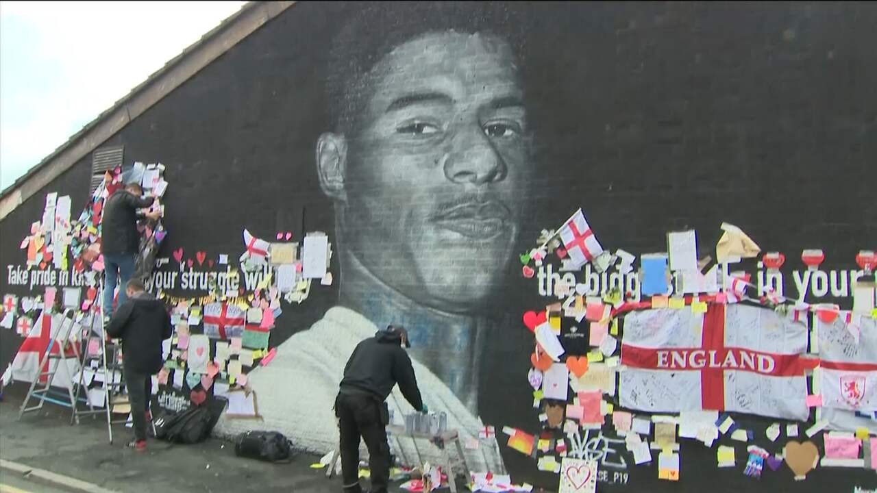 Engelse supporters versieren vernielde muurschildering Rashford | NU.nl
