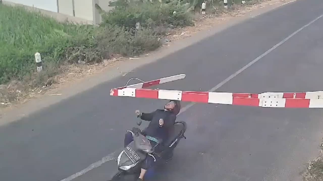 Javaan rijdt tegen slagboom bij overweg en vliegt van motor | NU.nl