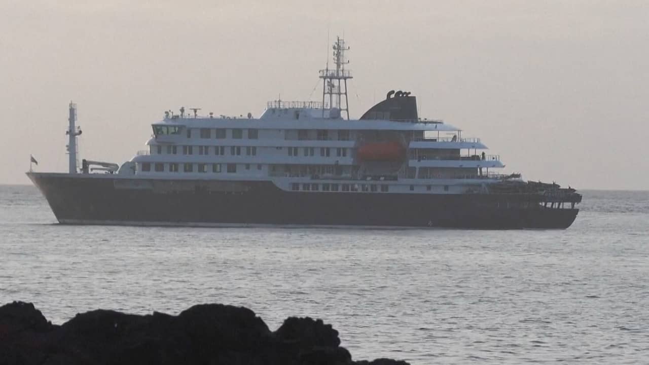 Nederlands cruiseschip dobbert voor kust Kaapverdië na uitbraak ...