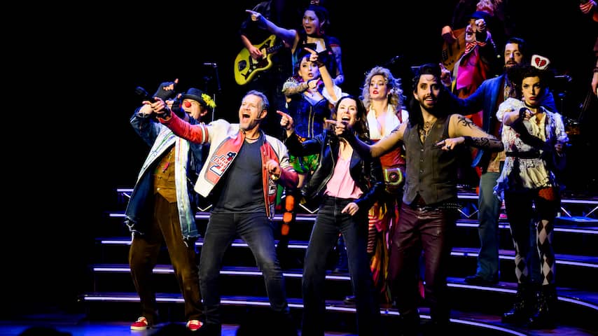 Recensieoverzicht musical Malle Babbe: 'Kleurrijke ode' aan Rob de Nijs ...