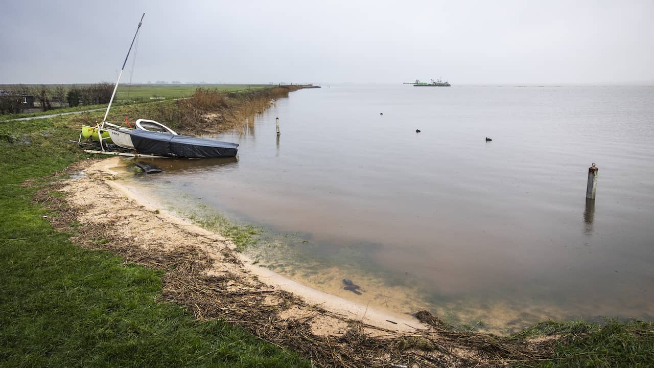 Boot op Markermeer omgeslagen, zoektocht naar opvarende maandag hervat ...