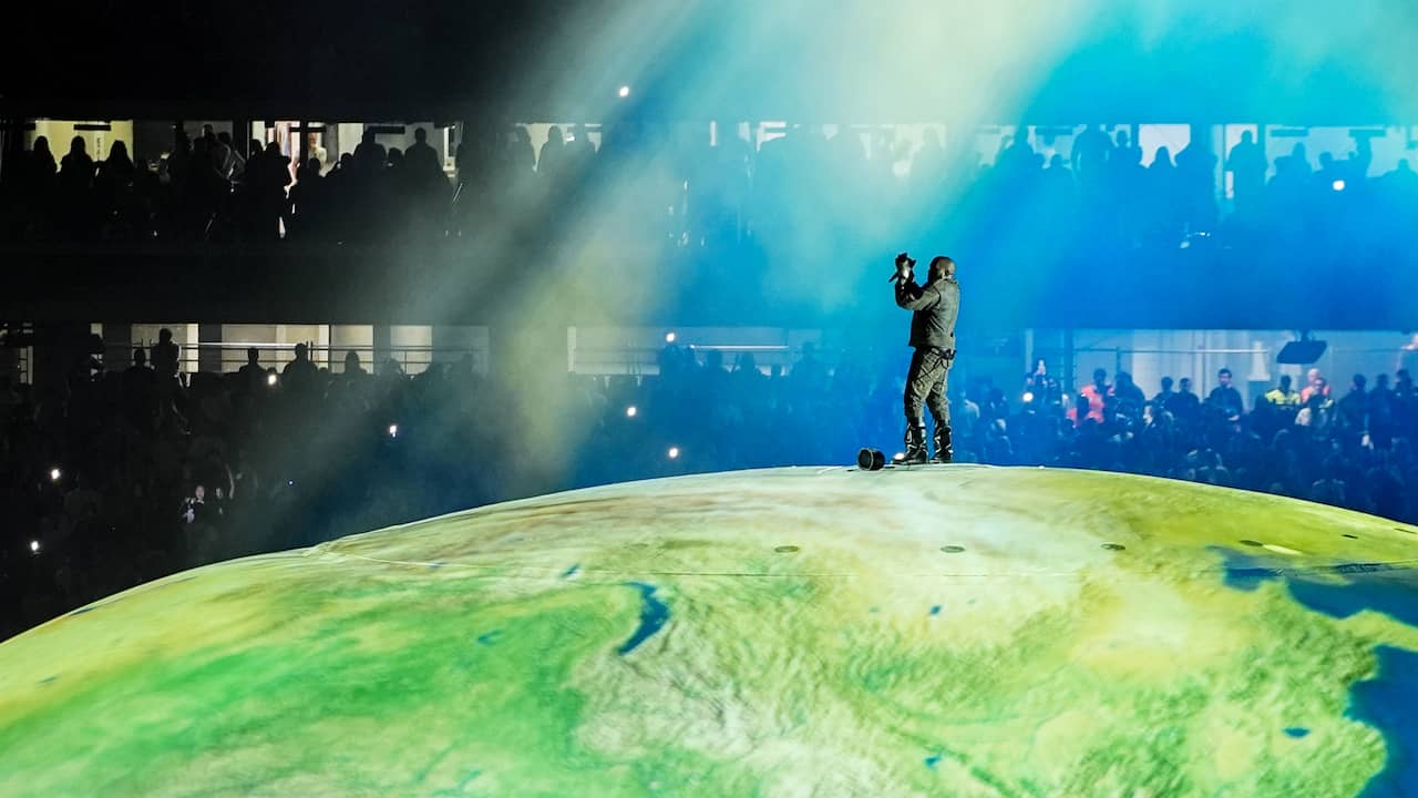 Enkele tientallen demonstranten bij concert Ye in Arnhem, twee ...