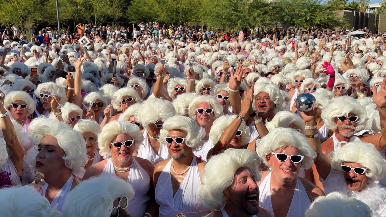 Ruim 1.000 lookalikes vieren Marilyn Monroes 100e verjaardag met ...
