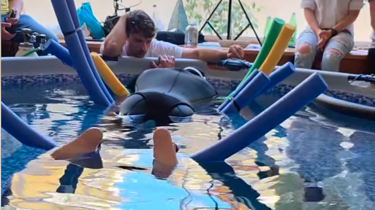 Freediver houdt bijna half uur zijn adem in en pakt wereldrecord | NU.nl