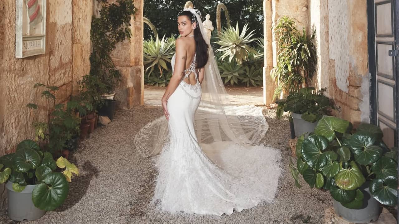 Dua Lipa laat trouwjurk zien op eerste foto's van haar bruiloft op ...