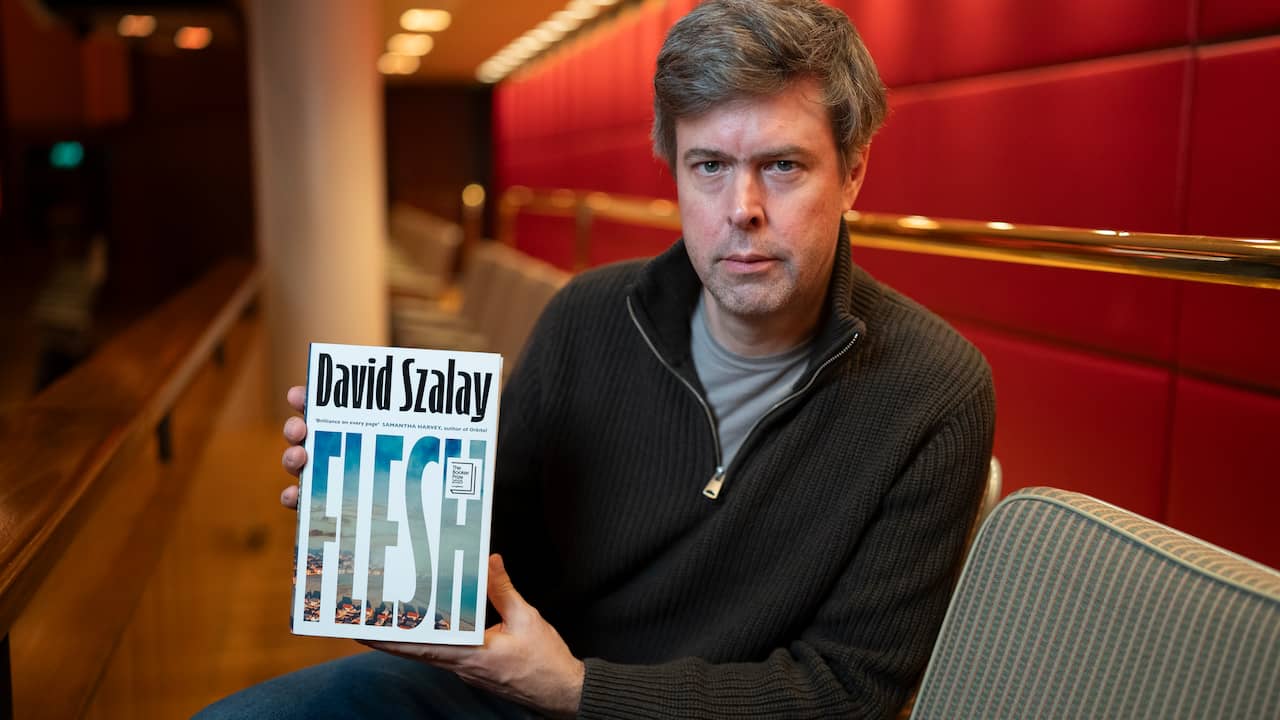 David Szalay wint Booker Prize voor zijn 'duistere roman' Flesh | Boek ...