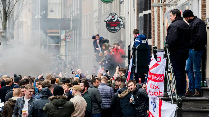 Negentig Engelse voetbalsupporters aangehouden in Amsterdam ...