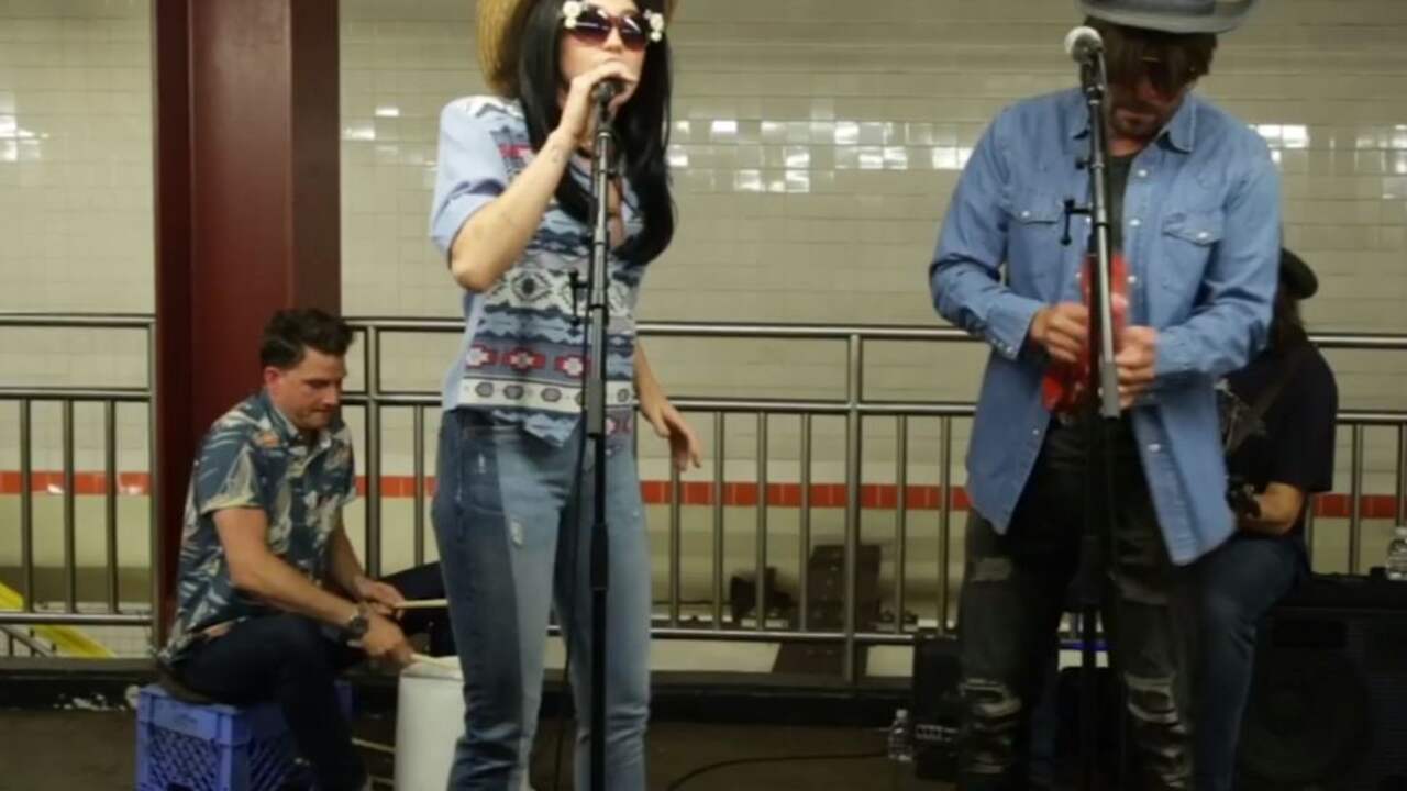 Miley Cyrus en Jimmy Fallon treden undercover op in metrostation | NU.nl