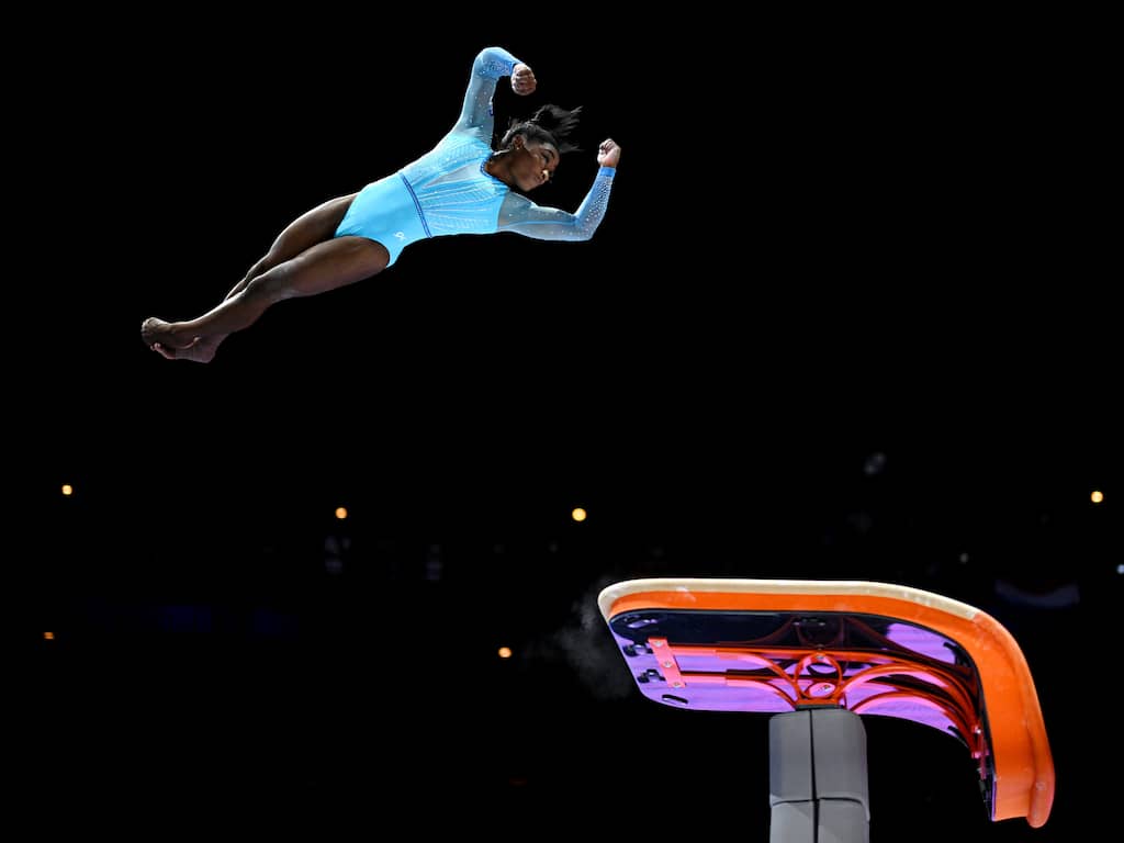 Topturnster Simone Biles landt 'onmogelijke' sprong bij WK-rentree: de ...