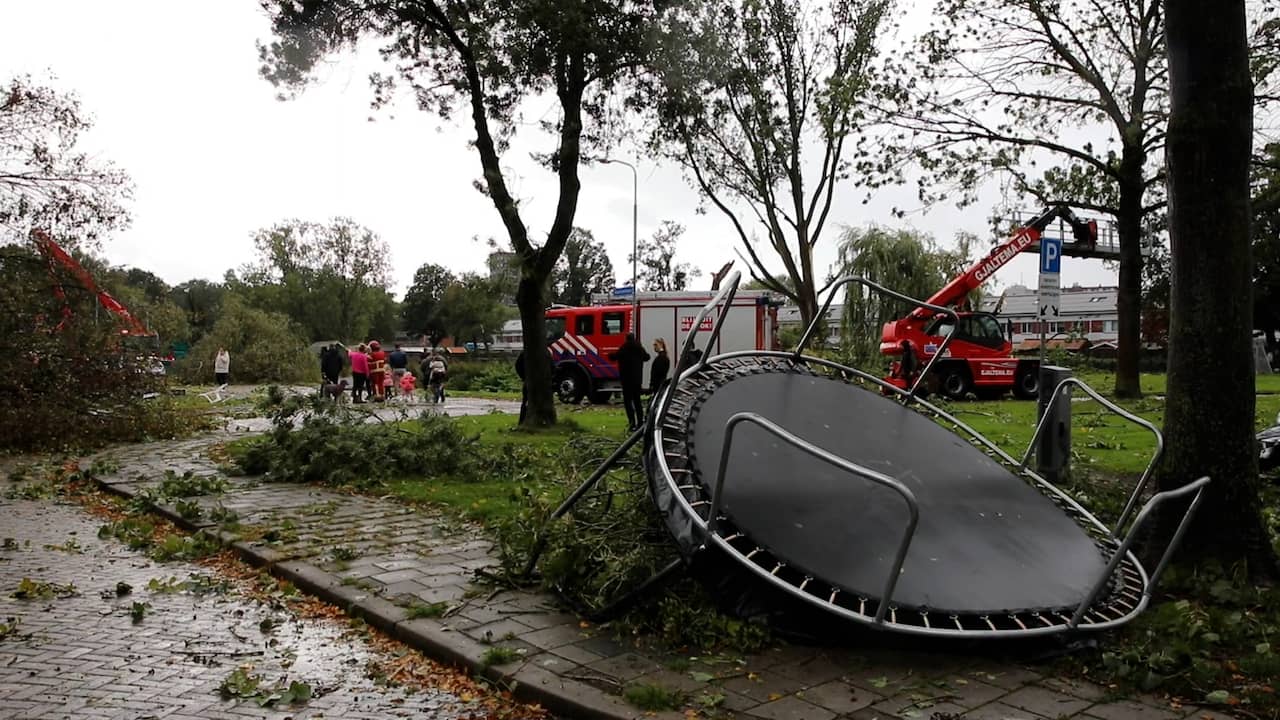 Storm Amy richt ravage aan in Stadskanaal: trampoline op straat | NU.nl