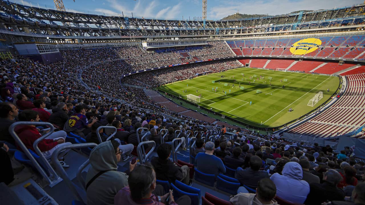 Duizenden fans aanwezig bij training van Barça in nieuwe Camp Nou ...