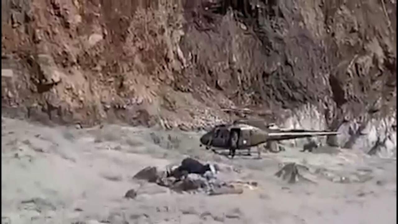 Man met helikopter uit kolkende rivier gered | NU.nl