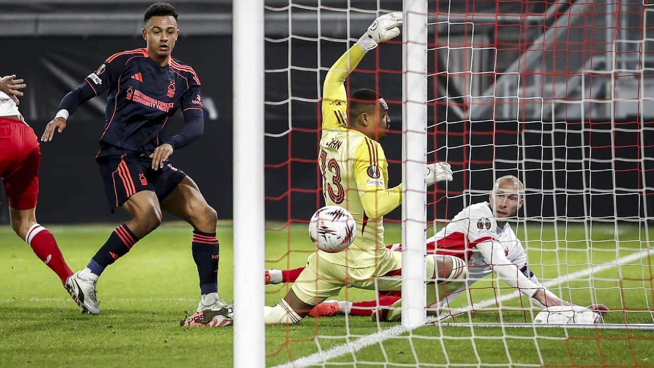 Van der Hoorn kopt raak uit moeilijke hoek tegen Nottingham Forrest | NU.nl
