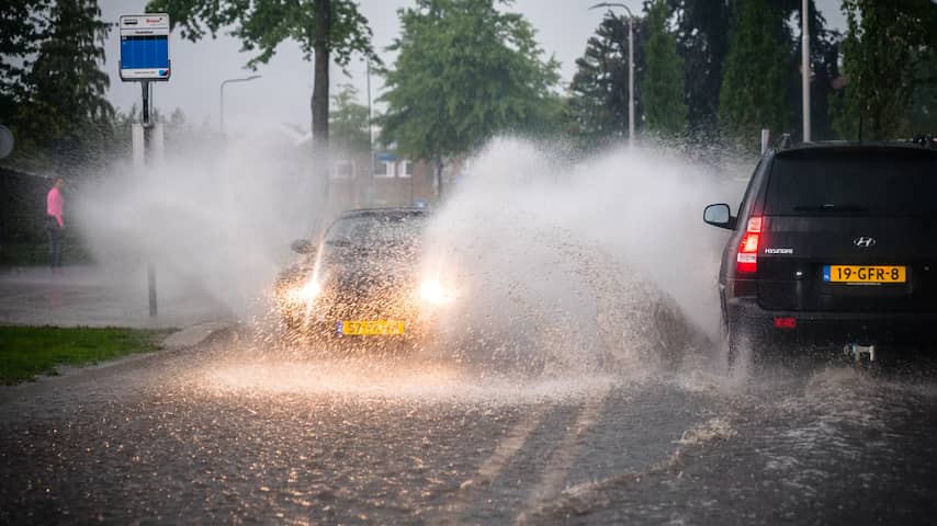 Problemen door regen en onweer op weg en spoor bij Amsterdam voorbij ...