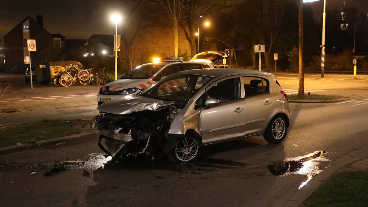 Bestuurder raakt controle over stuur kwijt en botst tegen boom op Kooilaan | Leiden | NU.nl
