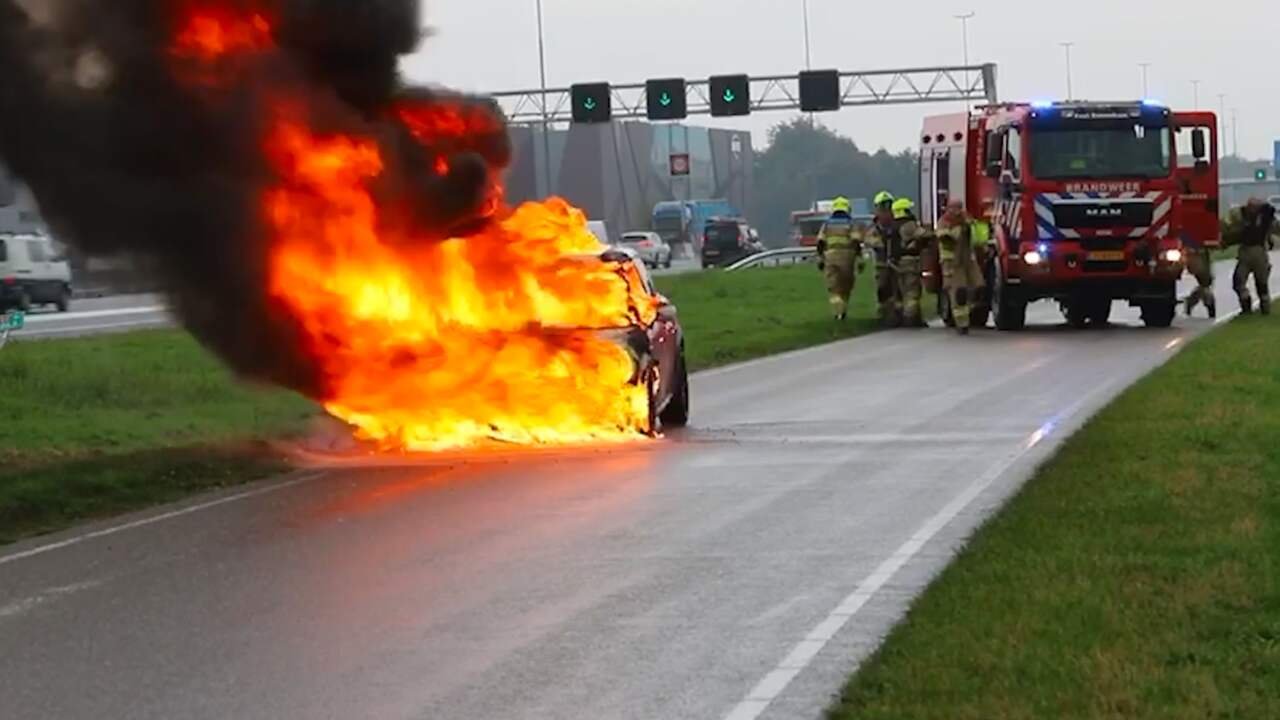 Auto vliegt in brand op snelweg bij Ede | NU.nl
