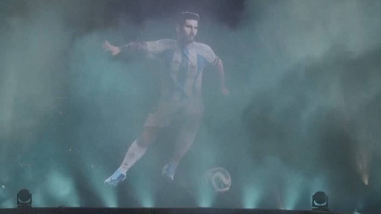 FIFA onthult nieuwe WK-bal met hologram van Messi | NU.nl