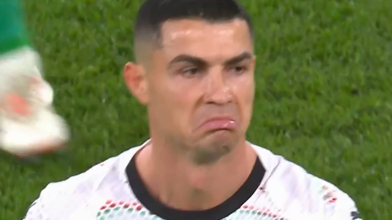 Ronaldo krijgt rood voor slaan na VAR-ingreep Van Boekel bij nederlaag ...