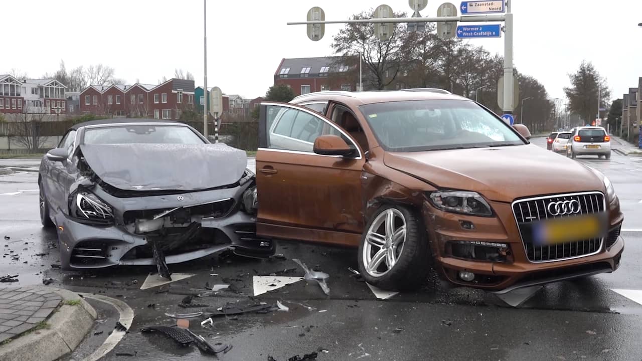 Auto van Wolter Kroes in kreukels na botsing in Wormerveer | NU.nl