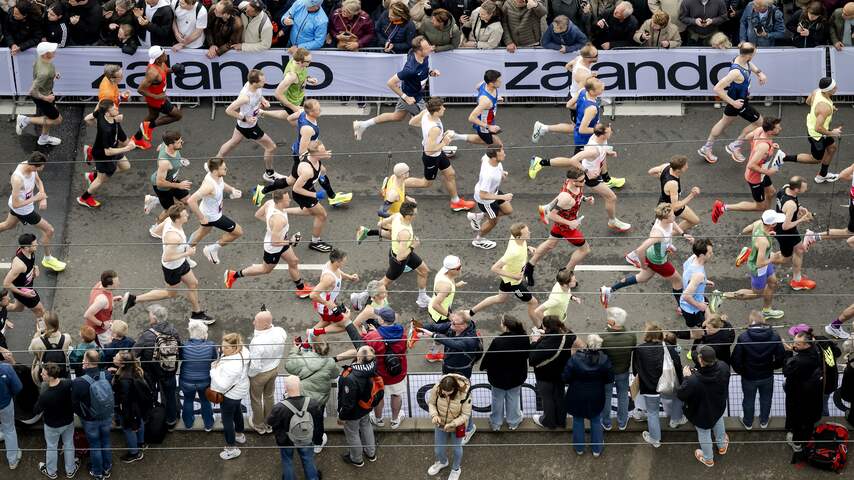 Duizenden lopen onder toeziend oog Schoof marathon van Rotterdam ...