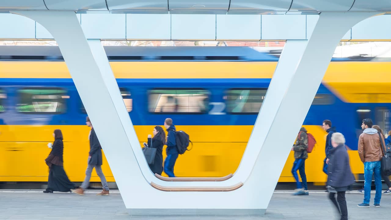 Zwartrijders in trein en bus betalen 20 euro meer als ze gepakt worden ...