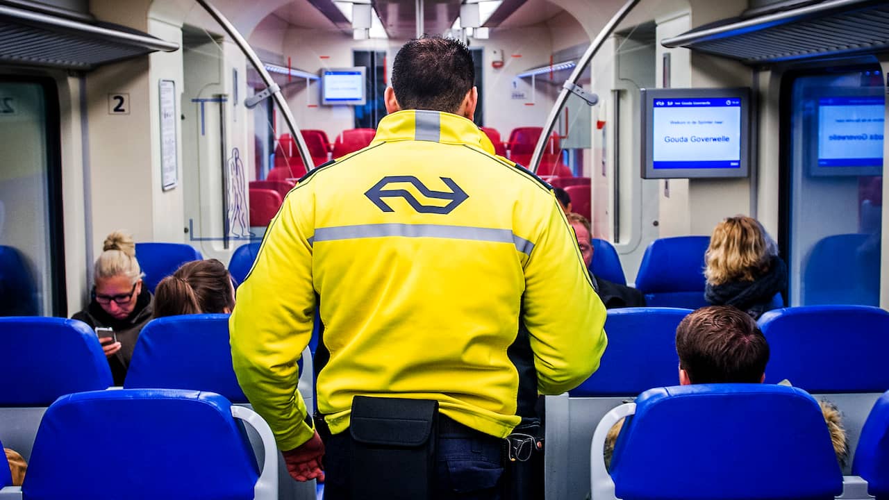 NS-beveiliger op neus geslagen in Tilburg, omstander helpt bij ...