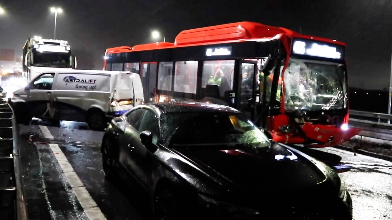 Ravage op A20 na ongeval met meerdere voertuigen | NU.nl