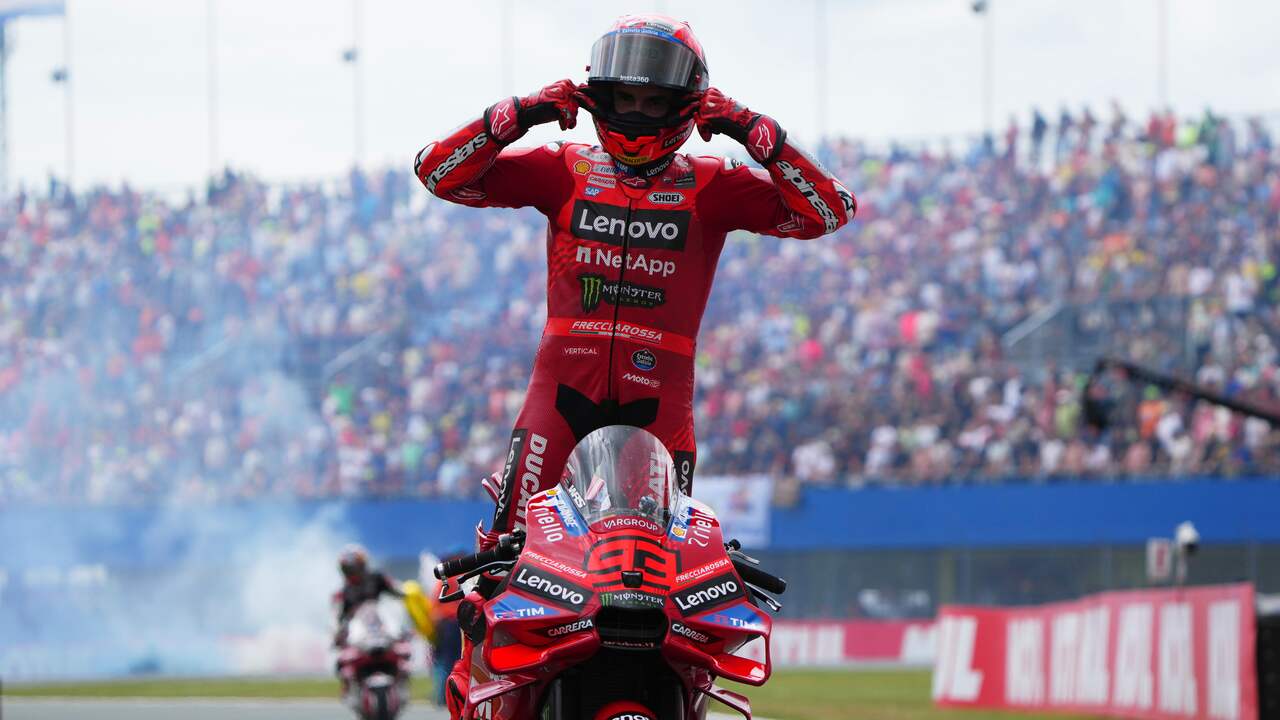 Marc Márquez wint jubileumeditie TT Assen, broertje Álex crasht hard ...