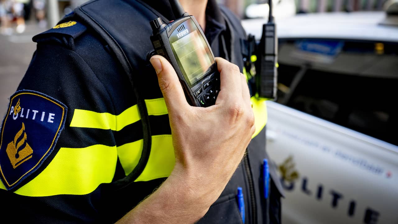 Twee politieagenten in been gestoken tijdens fouilleren Rotterdammer ...