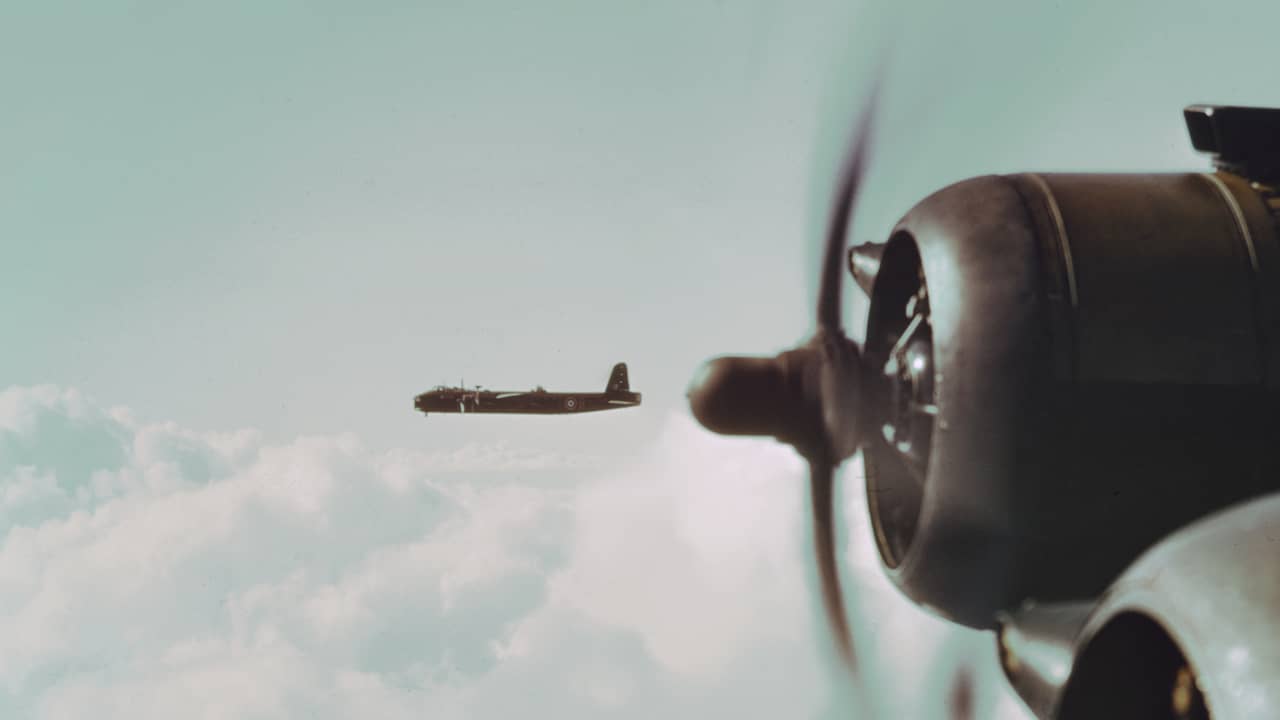 Defensie start met berging oorlogsvliegtuig uit Markermeer | Binnenland ...