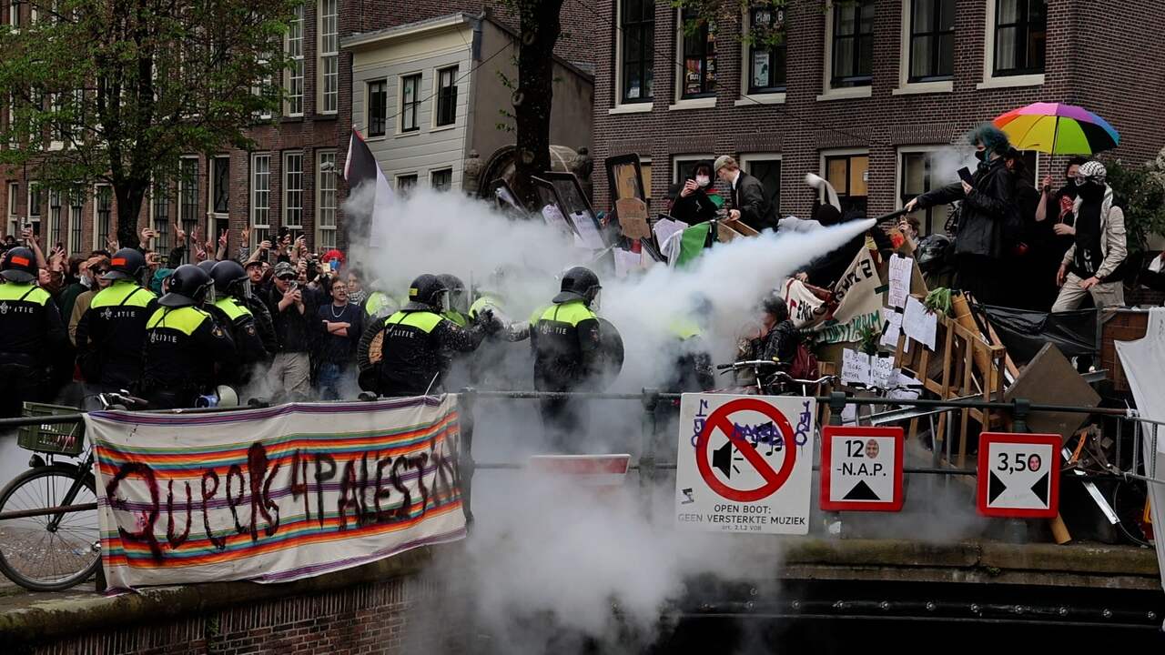 Politie bespoten met blusschuim tijdens ontruiming UvA-terrein | NU.nl