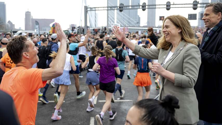 Duizenden lopen onder toeziend oog Schoof marathon van Rotterdam ...