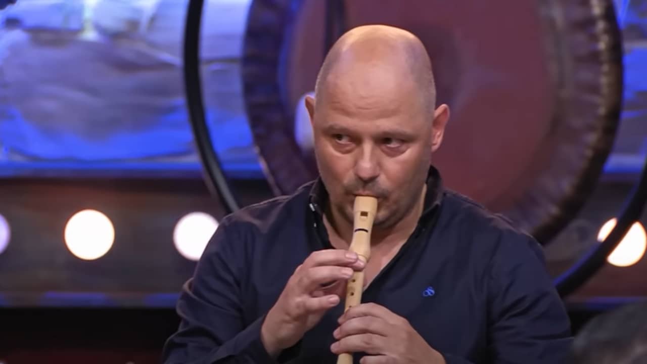 Bas Hoeflaak speelt op zijn blokfluit tijdens een aflevering van LOL ...
