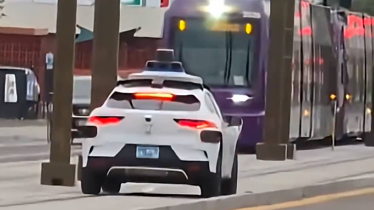 Passagier in VS springt uit zelfrijdende taxi die spoor oprijdt | NU.nl